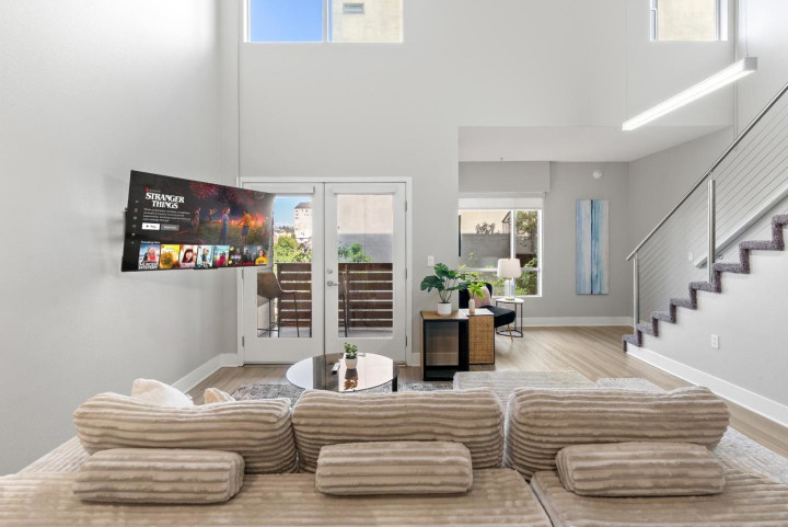 Spacious Loft- Hollywood Free Pool, Parking, Gym - Beverly Hills, CA
