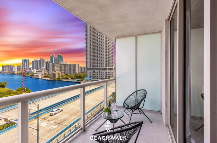 Amazing Studio Infinity View Balcony - Aventura, FL