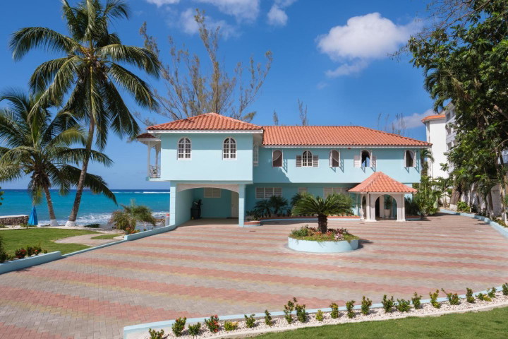 Edgewater Beach Villa - Beach Front, Close To All Attractions - Jamaica