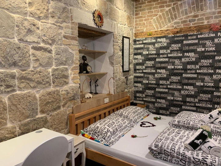 Luxury Art Room - Split