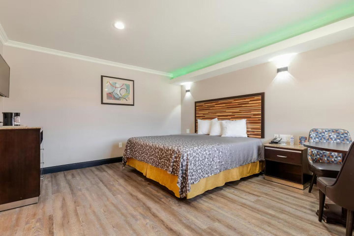 Diamond Bell Inn & Suites - Los Angeles