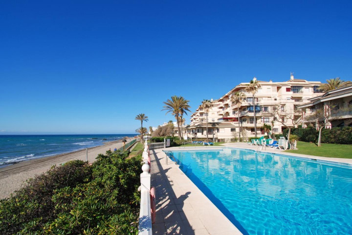 Beachfront Apartment With Pool, Padel & Private Parking - Sitio de Calahonda