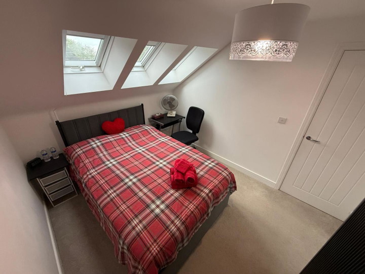 The Trinity 2 - Double Room, Private Bathroom, Heathrow -M40 Access, Free Parking - Marlow, UK