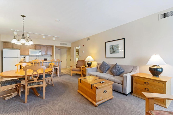 Resort Style With Balcony Hot Tub And Full Kitchen - Horseshoe Valley, ON