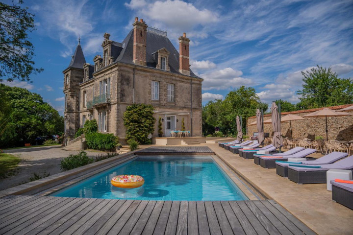 Le Château Des Tourelles En Vendée - Les Herbiers