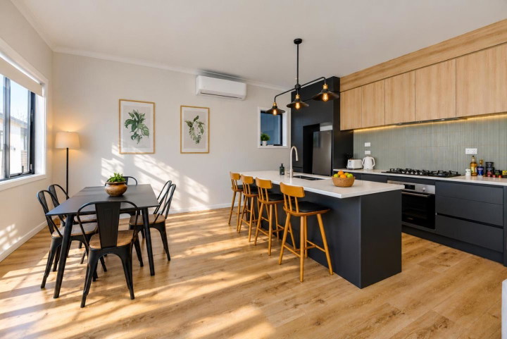 Modern 4br Coastal Stay, Sea Views & Walk To Beach - Auckland