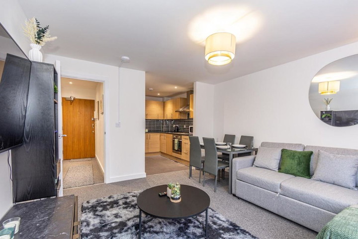 Modern Apartment In The Town Centre - London