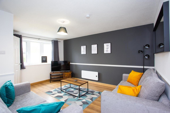 Gerard Walk - Spacious Home, High Speed Wi-fi, Free Parking, Garden - Swindon