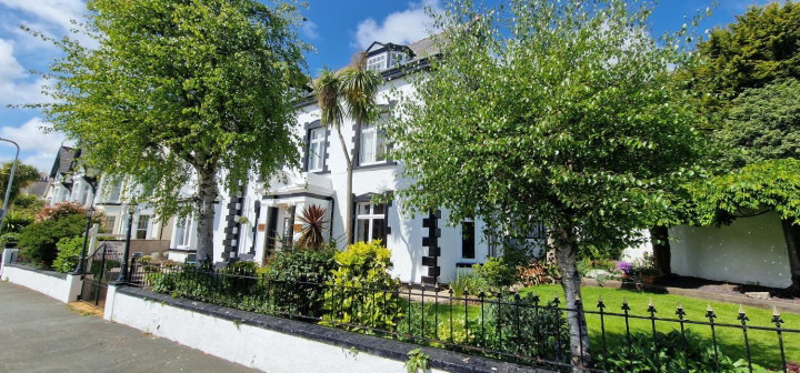 Holcombe House Guest House - Colwyn Bay