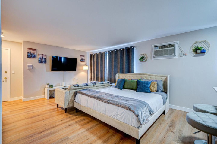 Luxury King Bed • Remodeled Safe Chicago Condo - Elmhurst, IL