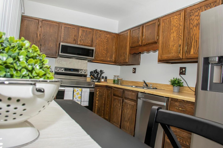 Lovely 2 Bedroom! Close To All In A 4plex - Colorado Springs, CO