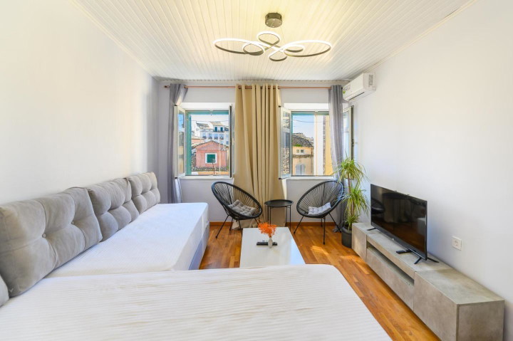 Mitropoleos Suite - Corfu