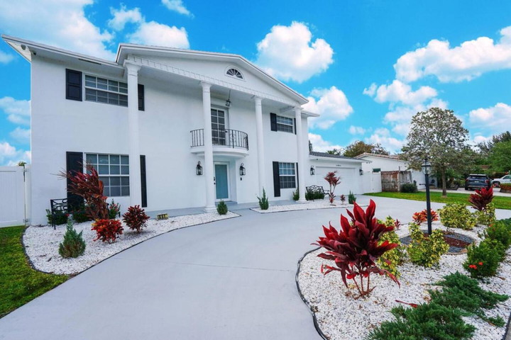 Newly Renovated Coconut Creek Home With Pool And Billiards - Coconut Creek, FL