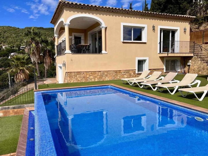 Casa Mas Ambros Con Piscina Desbordante - Costa Brava