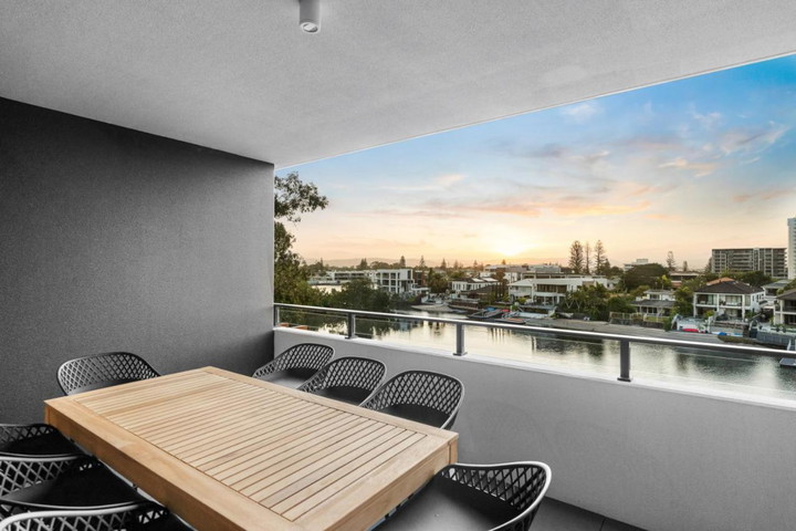 Essentia Surfers Paradise Boutique Apartments - Gold Coast