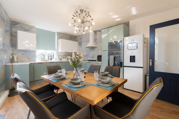 Warden Home-9 Guests-4 Bedrooms-near Etihad Stadium & Co-op Arena - Near Train Station & Bus Station - Bury
