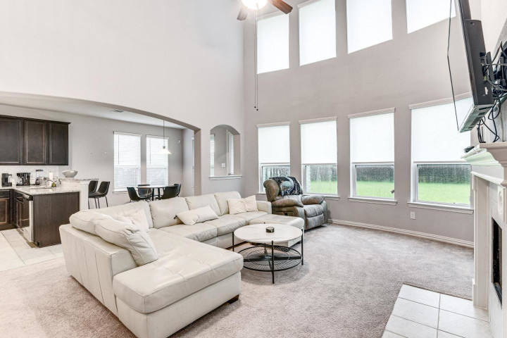 Grand Family Home W/ Patio & Fenced Yard In Arcola - Pearland, TX