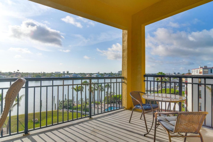 Treasure Island Condo W/ Bay-view Balcony! - Treasure Island, FL