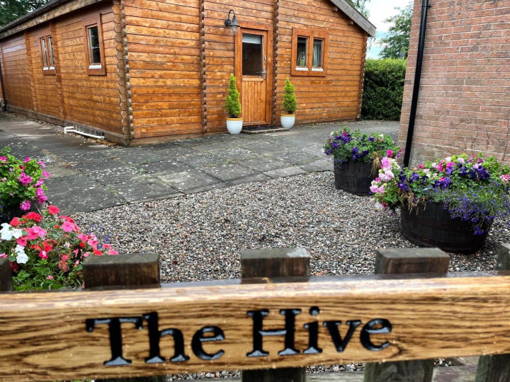 The Hive - A Cosy, Pet Friendly, Rural Log Cabin With Far Reaching Views - Worcester