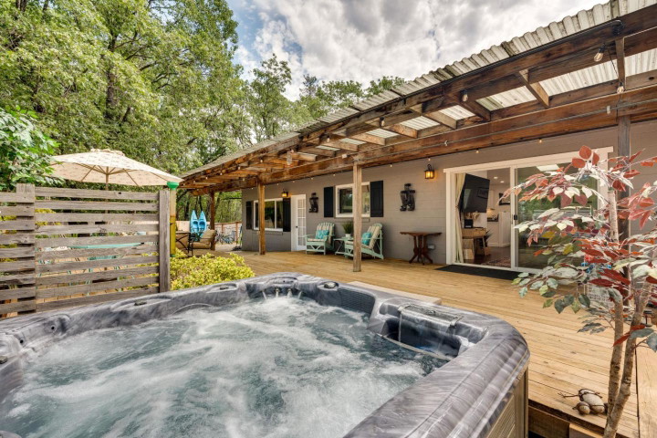Modern Meadow Vista Vacation Home W/ Spacious Deck - Lake of the Pines, CA