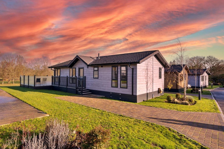 Finest Retreats - Pembroke Luxury Lodge - Cambridgeshire