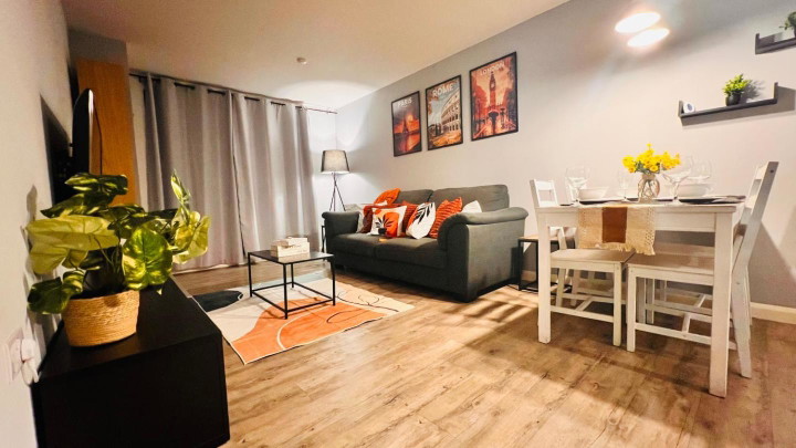 2br City Centre Skyline Apt - Free Secure Parking - Solihull
