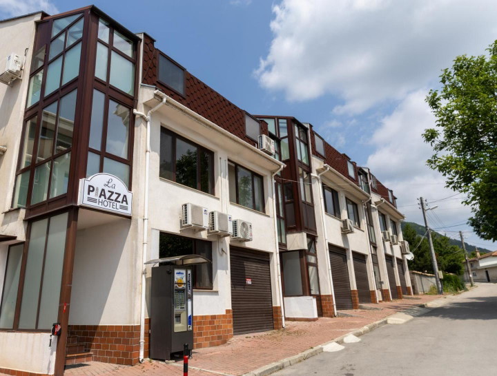 La Piazza Hotel - Choumen