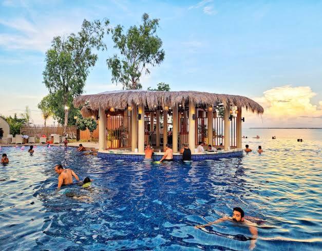 8 Boulevard Newtown Mactan - Filipinler