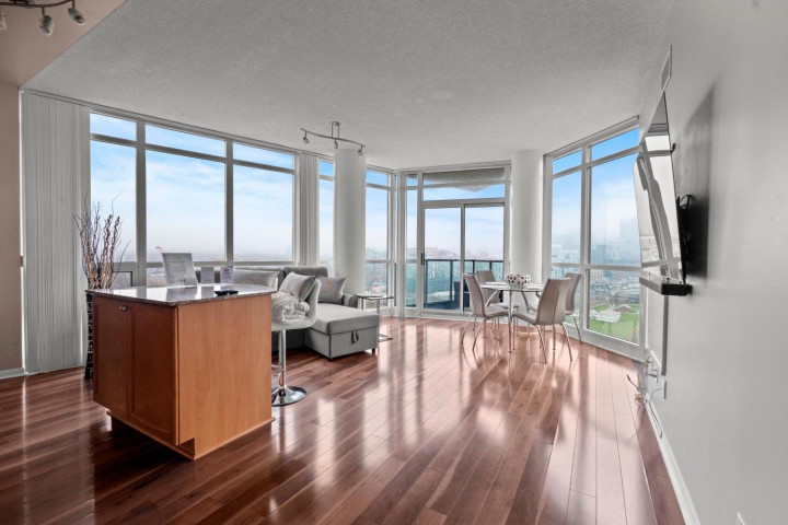 Downtown Condo With Picturesque View - Toronto