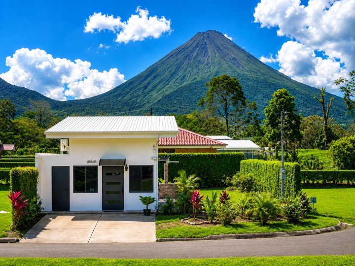 Villa Los Perezosos - Private Jacuzzi & Arenal Volcano View - La Fortuna - La Fortuna