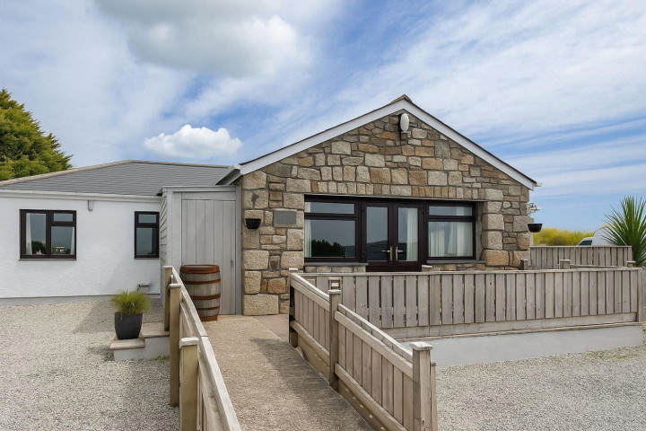 Wheal Francis - Hot Tub - Accessible Bungalow - Free Wi-fi - Parking - Helston