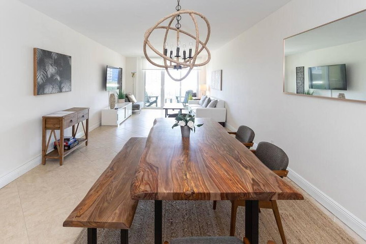 Modern Oceanview Condo - Steps To The Beach! - Aventura