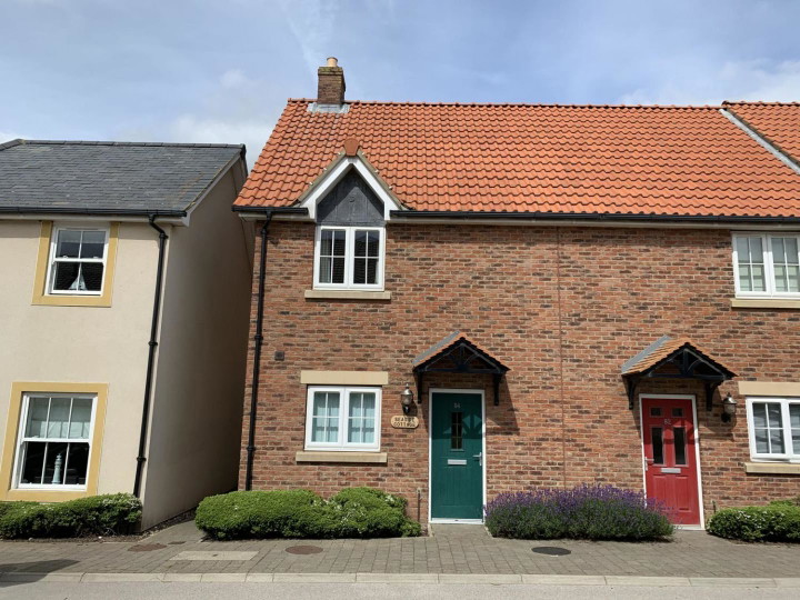 Seaside Cottage, The Bay, 2 Bedrooms, Patio, Parking Nearby, 2 Dogs Welcome - North Yorkshire