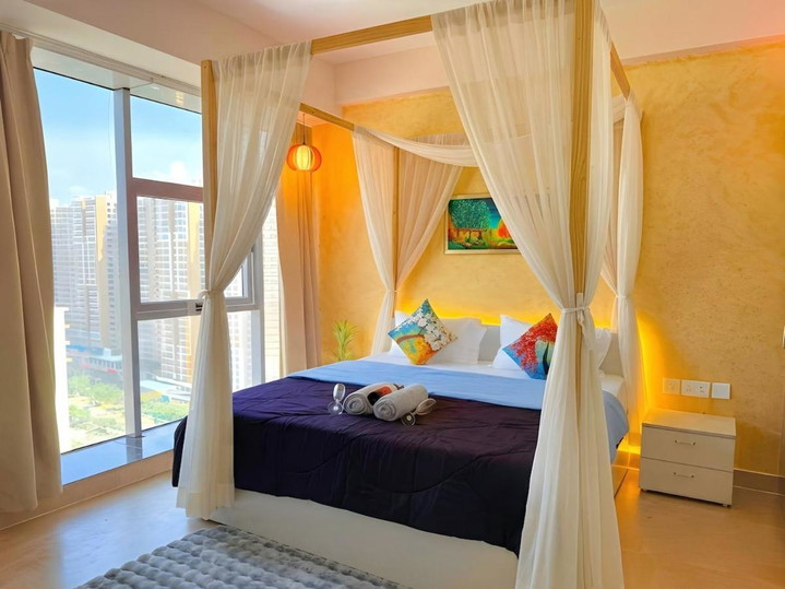 1bhk Suite With Balcony And Pool View - Noida