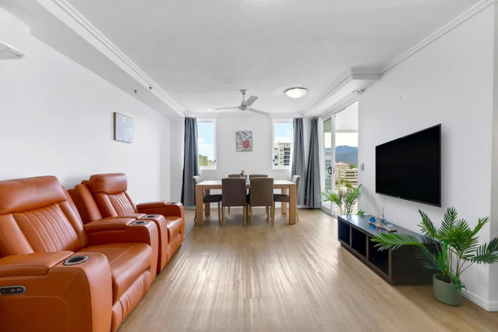 Mcleod Rise - Cairn Base With Rooftop Pool & Spa - Cairns