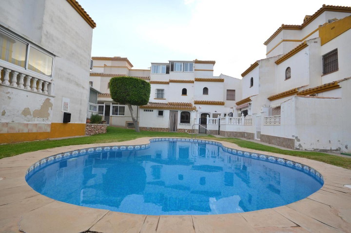 Agradable Adosado Con Piscina - Guardamar del Segura