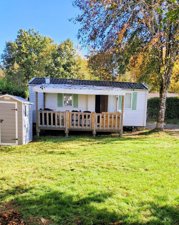 Mobilhome Climatisé Au Bord Du Lac Avec Piscine - Cantal