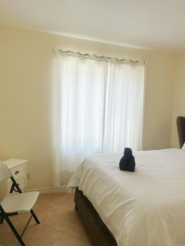 E Pretty Big Room Shared Bathroom - California