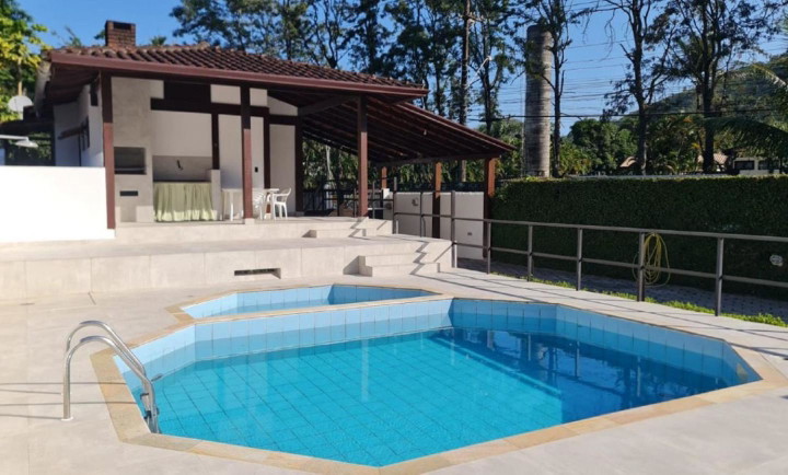 Two-story House In A Gated Community With A Swimming Pool - São Sebastião