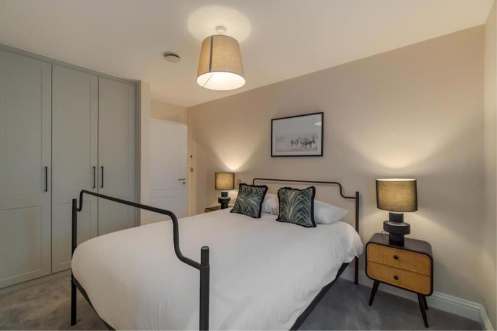 Stylish 2 Bed 2 Bath Apartment - Allocated Parking - By Tempstay - Windsor