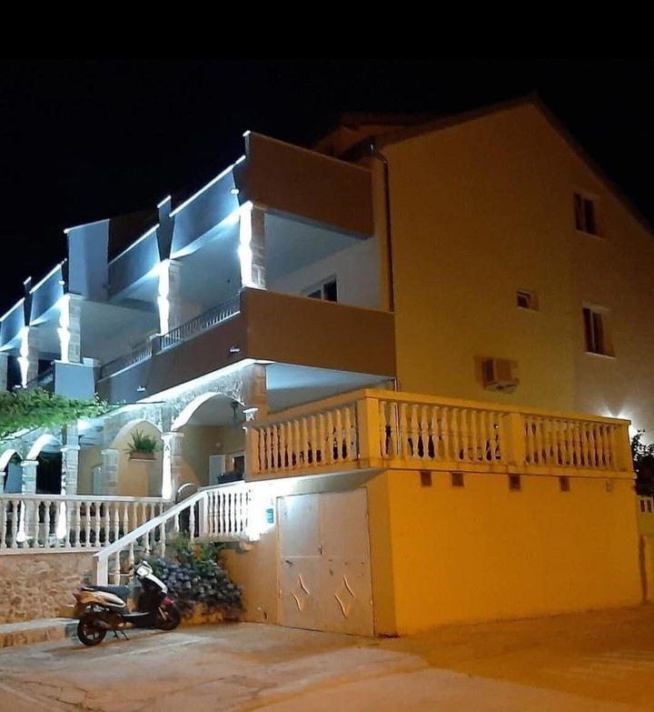 Apartments Dobrila - Hvar