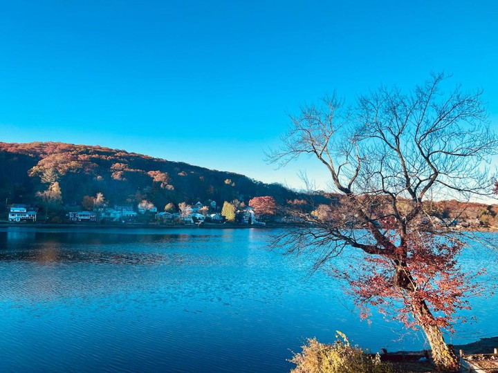 Lakefront Escape - Private Dock, Kayaks & Fire Pit - Waterbury, CT