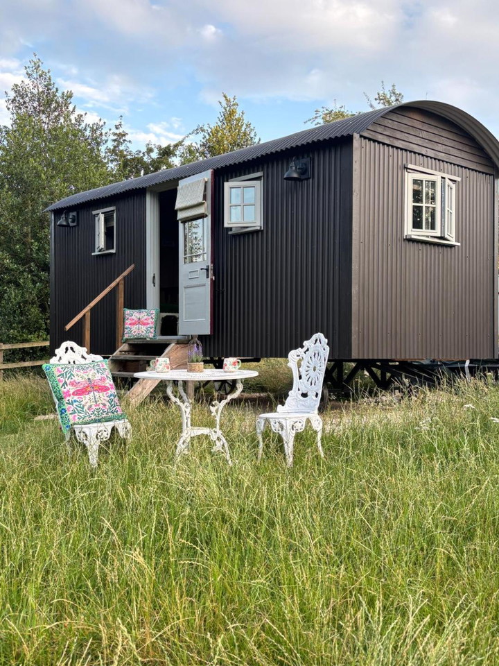 Piglet Adult Only Shepherds Hut - Derbyshire