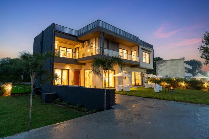 Elivaas Signature Gardenia 4-bhk Farmhouse With Private Pool, Game Zone, & Lush Garden - New Delhi