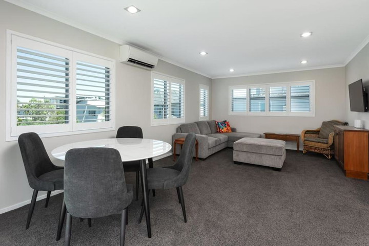 Modern Marine Parade Apartment - Mount Maunganui