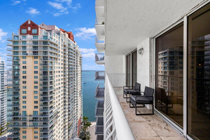Enjoy Of Beautiful City Views From This Condo - Miami, FL