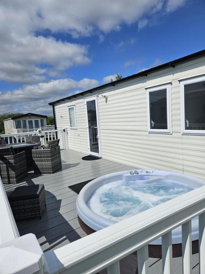 Luxury Caravan 3 Bedroom 8 Berth With Hot-tub Guests 6 And Above Require A Bond - Lincolnshire