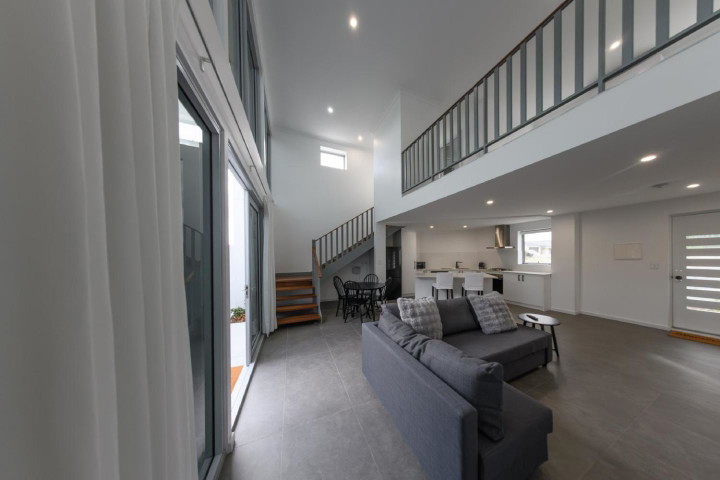 Private Mezzanine Bedroom, Soaring Ceilings, Sleeps 3, Walk To Cafes, 15 Min To Bunbury - バンバリー