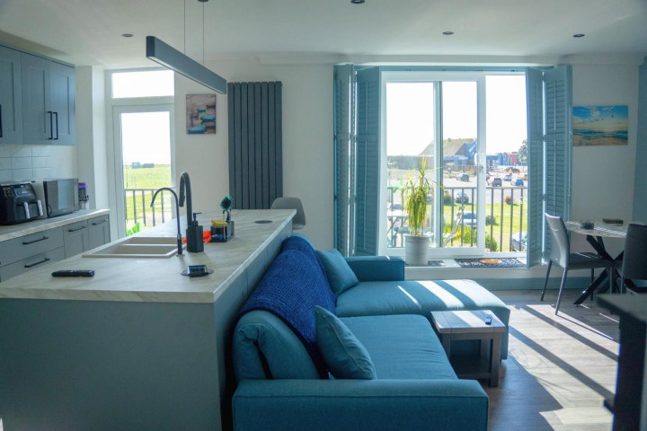 Modern Beachfront Apartment - Arundel