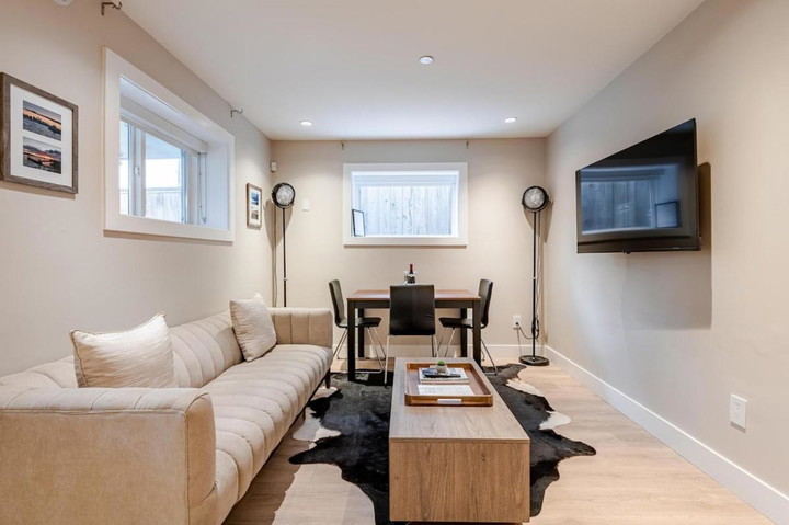 Modern Bright Suite Self Check-in - West Vancouver